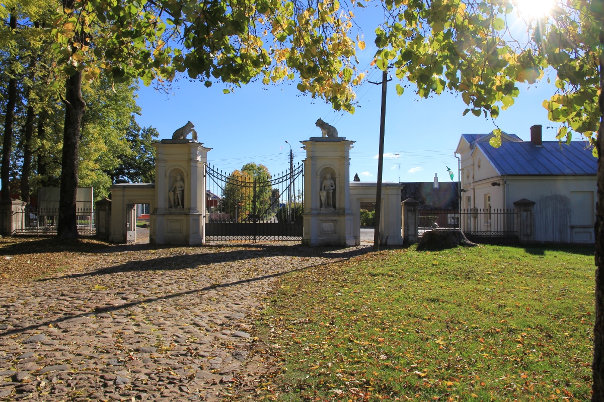Oginskių dvaro sargo namelis ir parko vartai